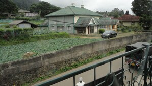 Um bairro residencial com casas, um carro e um caminhão na rua.