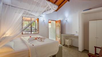 Quarto com cama, escrivaninha e guarda-roupa.