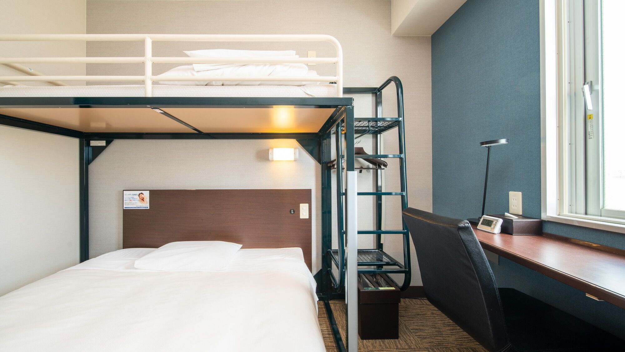 Escrivaninha, cortinas blackout, quartos à prova de som