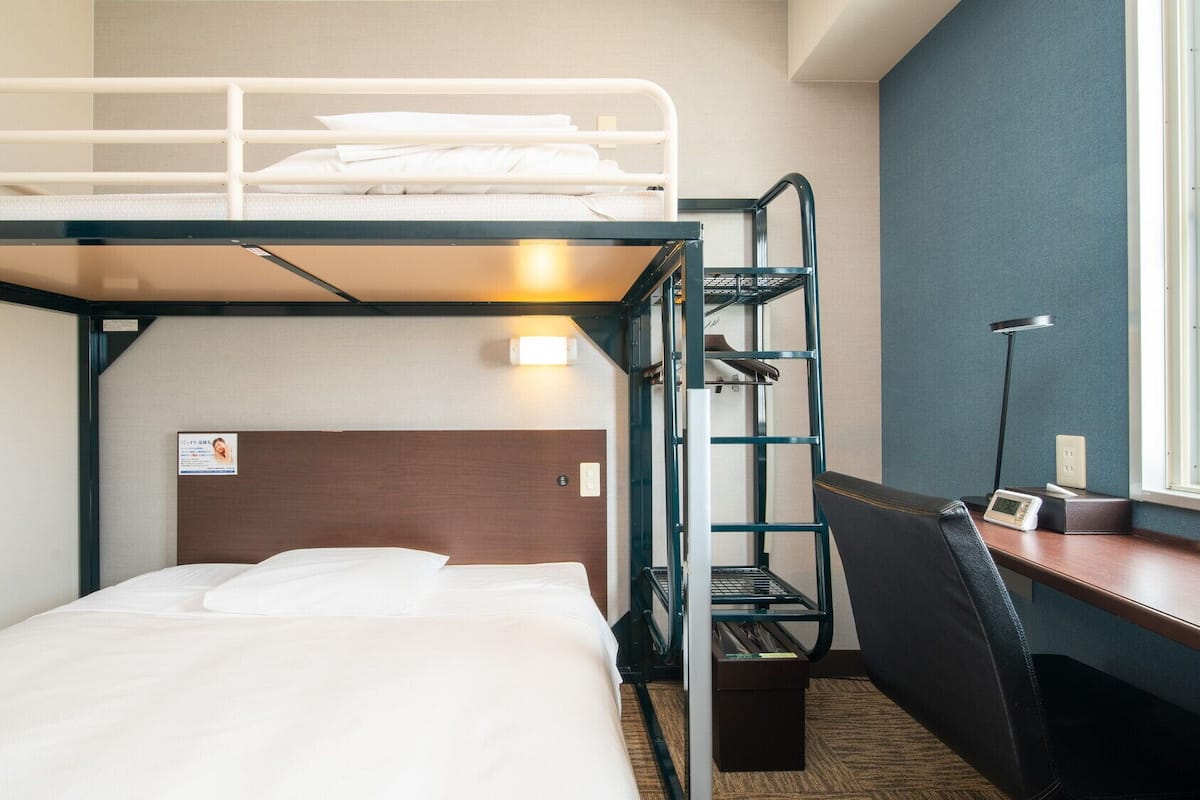 Escrivaninha, cortinas blackout, quartos à prova de som