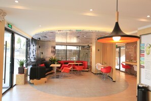 Secretária, cortinas/cortinados opacos, ferro/tábua de engomar 