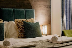 Quarto Duplo Superior, 1 cama king-size | Secretária, cortinas/cortinados opacos, ferro/tábua de engomar