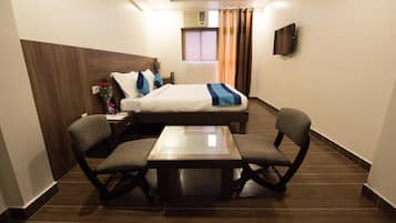 Quarto casal superior, 1 cama King, vista para a cidade | Escrivaninha, ferros/tábuas de passar roupa, Wi-Fi de cortesia