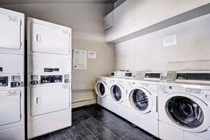 Apartamento em Condomínio Fechado, 2 quartos | Lavandaria