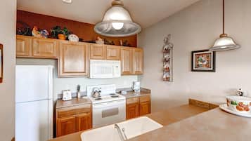 Apartamento em Condomínio Fechado, 1 quarto | Cozinha privada | Um micro-ondas, um forno, uma máquina de lavar louça