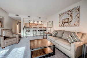 Apartamento em Condomínio Fechado, 1 quarto | Sala de estar | Televisor, leitor de DVD