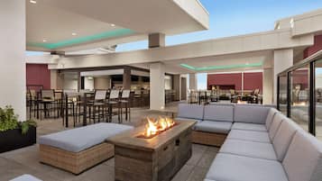 Este bar no terraço do hotel