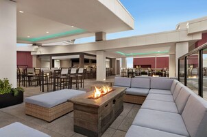 Este bar no terraço do hotel 
