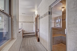 Estúdio | Banheiro | Secador de cabelo, toalhas de banho, shampoo