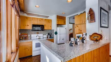 Apartamento em Condomínio Fechado, 1 quarto | Cozinha privada | Um frigorífico/congelador grande, um micro-ondas, um forno