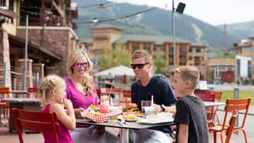 Apartamento em Condomínio Fechado, 2 quartos | Refeições ao ar livre