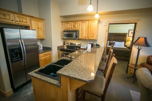 Condo, 1 quarto | Cozinha privada | Geladeira grande, micro-ondas, fogão, cooktop