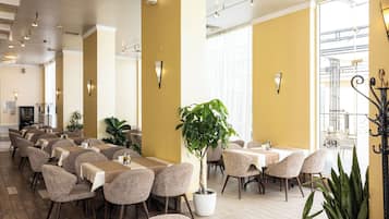 Café da manhã, almoço e jantar; local e internacional