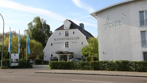 Um edifício com uma placa que diz 'KANNENKELLER RESTAURANT HOTEL'.