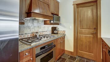 Apartamento em Condomínio Fechado, 1 quarto | Cozinha privada | Um frigorífico/congelador grande, um micro-ondas, um forno