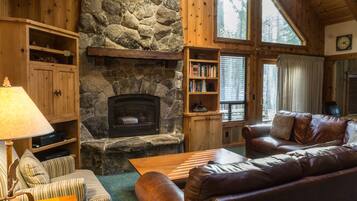 Casa, 3 quartos | Sala | TV de ecrã plano, lareira, leitor de DVD