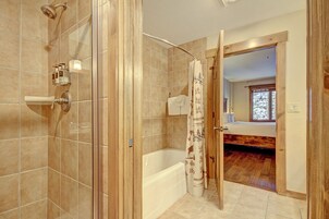 Apartamento, 2 quartos | Banheiro | Chuveiro/banheira combinados, secador de cabelo, toalhas de banho 