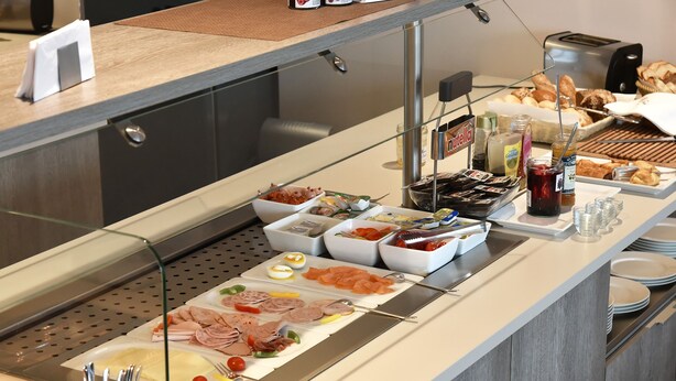 Um buffet com diversos pratos e acompanhamentos.
