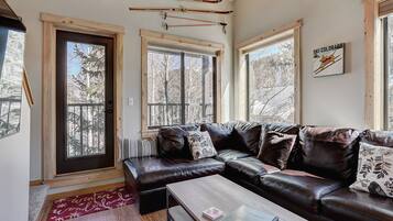 Apartamento em Condomínio Fechado, 1 quarto | Sala de estar | TV de ecrã plano