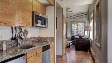 Apartamento em Condomínio Fechado, 1 quarto | Cozinha privada | Um frigorífico, um micro-ondas, um forno, uma placa de cozinha