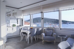 Suite-Estúdio de Luxo, 1 quarto, vista para o mar | Sala de estar | Televisor LCD 