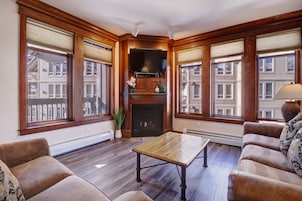 Condo, 2 quartos | Área de estar | TV de tela plana, DVD player