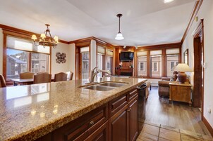 Condo, 2 quartos | Parte interna