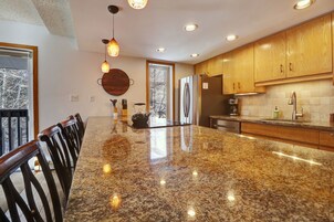 Apartamento em Condomínio Fechado, 2 quartos | Cozinha privada | Um frigorífico/congelador grande, um micro-ondas, um forno