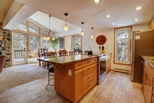 Apartamento em Condomínio Fechado, 2 quartos | Cozinha privada | Um frigorífico/congelador grande, um micro-ondas, um forno