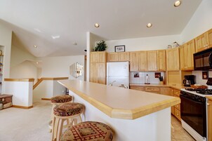 Casa, 3 quartos | Cozinha privada | Geladeira grande, micro-ondas, fogão, cooktop