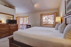 Casa, 3 quartos | 3 quartos, escrivaninha, espaço de trabalho para notebook