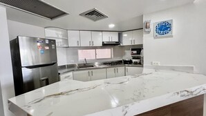 Apartamento família, 2 quartos (303) | Cozinha privada | Cafeteira/chaleira, geladeira, micro-ondas, fogão