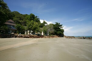 Na praia, areia branca 