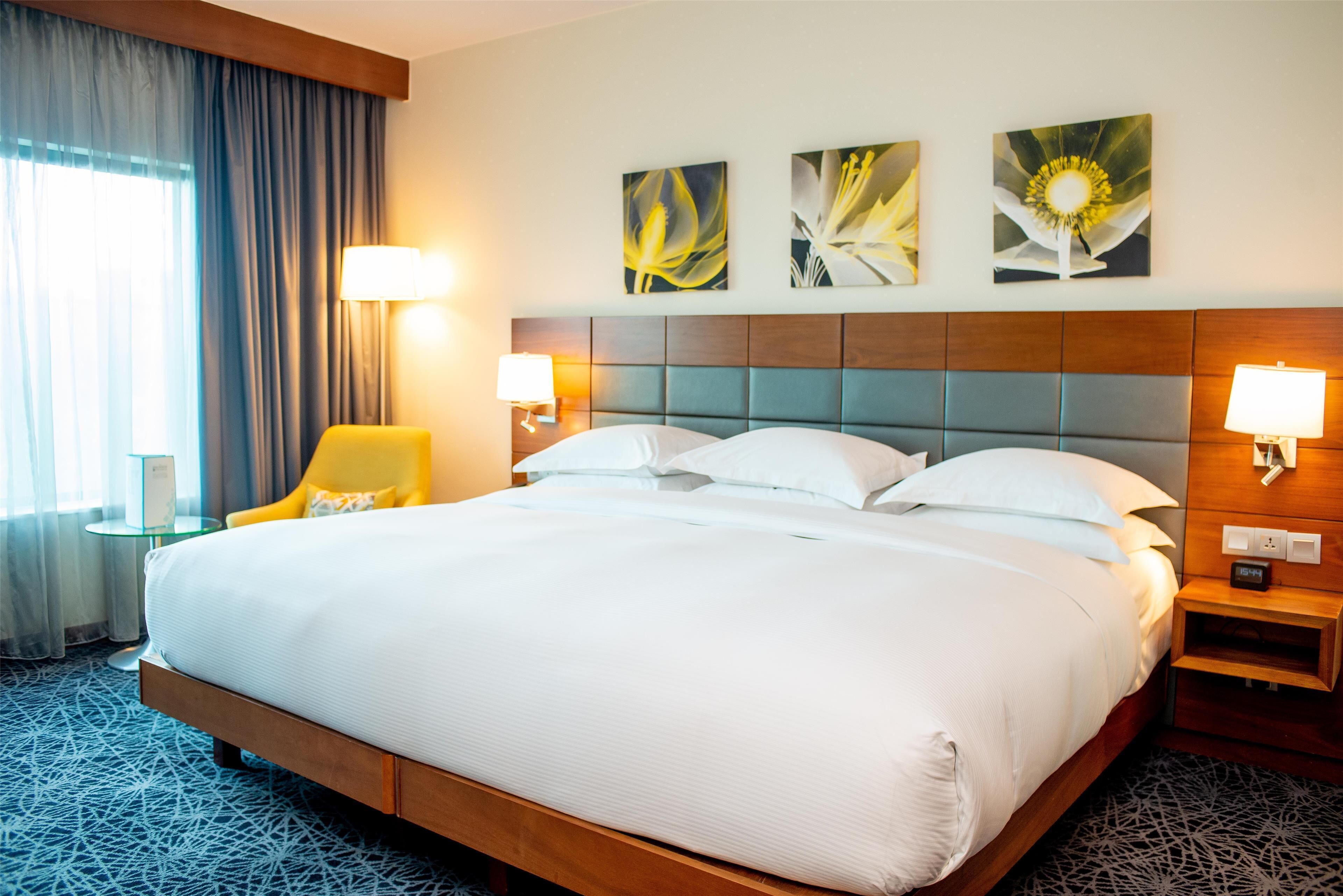 Quarto, 1 cama king-size | 1 quarto, minibar, cofre com capacidade para portátil, secretária 