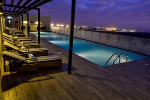 Piscina externa, espreguiçadeiras