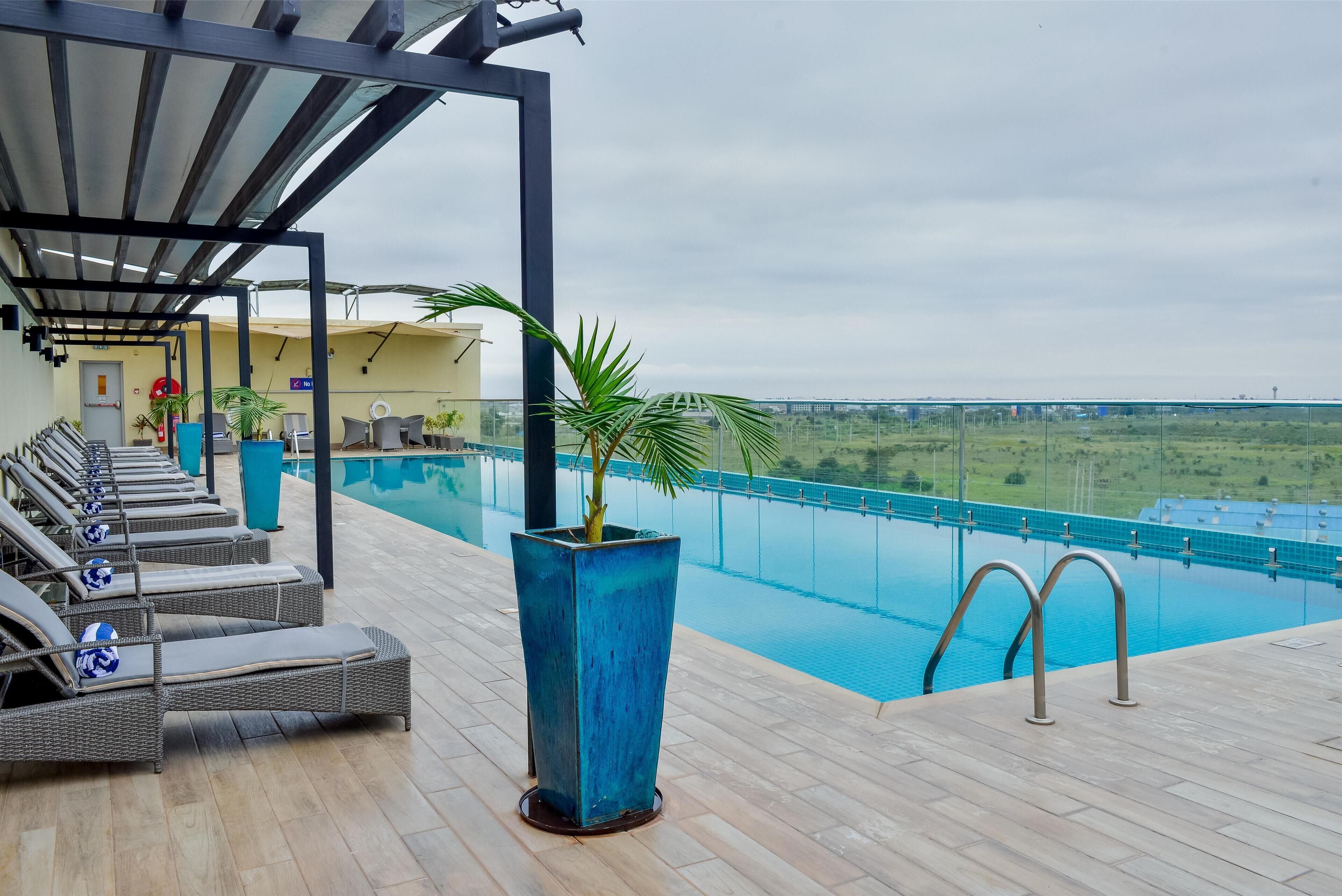 Piscina exterior, espreguiçadeiras 