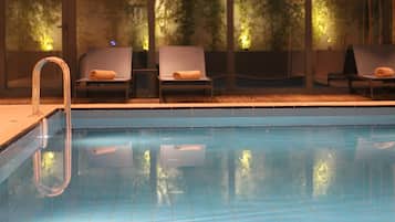Piscina interior, da(s) 6:00 à(s) 10:00, espreguiçadeiras