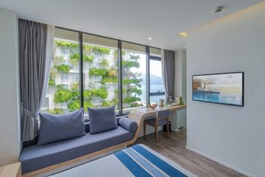 Quarto Sénior (Deluxe) | Minibar, cofre no quarto, secretária, cortinas/cortinados opacos 