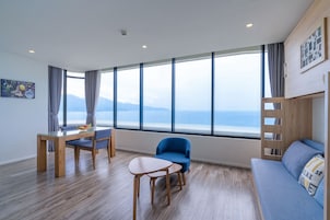 Apartamento Deluxe, cozinha, vista para o mar | Minibar, cofre no quarto, secretária, cortinas/cortinados opacos