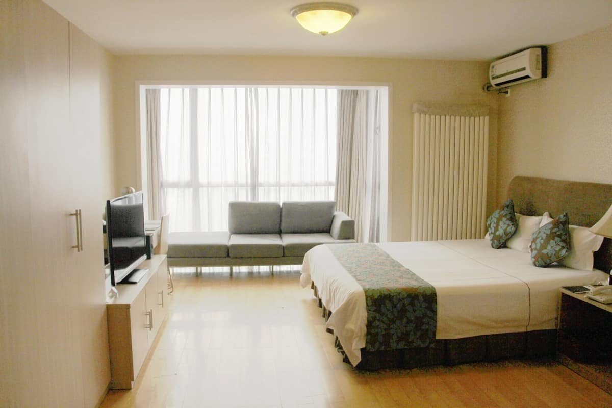 Quarto Duplo Empresarial | Minibar, cofre no quarto, secretária, cortinas/cortinados opacos