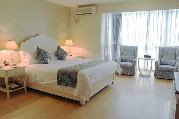 Quarto casal luxo | Frigobar, cofres nos quartos, escrivaninha, cortinas blackout