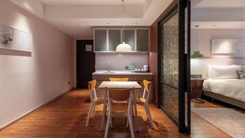 1 quarto, roupas de cama premium, edredons de pluma, escrivaninha