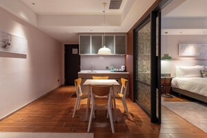 Roupas de cama premium, edredons de pluma, escrivaninha