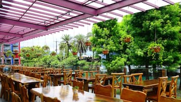 Café da manhã e almoço, local e internacional