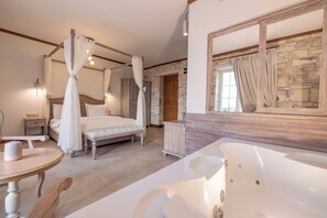 Suíte, banheira de hidromassagem, vista para o mar | Frigobar, escrivaninha, quartos à prova de som, Wi-Fi de cortesia