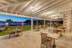 Café da manhã completo grátis todos os dias