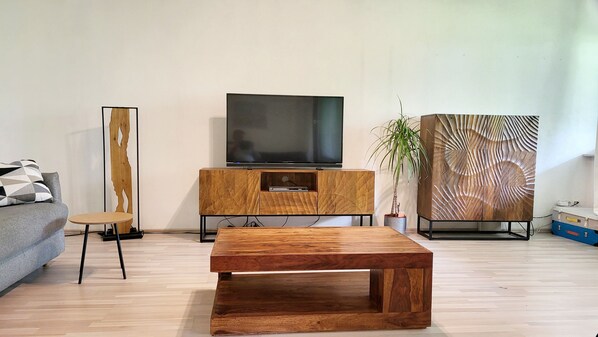 Apartamento | Sala de estar | Televisor de ecrã plano de 42 polegadas com canais por cabo, televisor