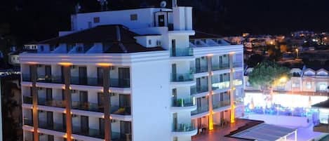 Fachada da propriedade à noite