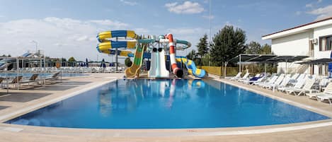 3 piscinas exteriores, guarda-sóis, espreguiçadeiras