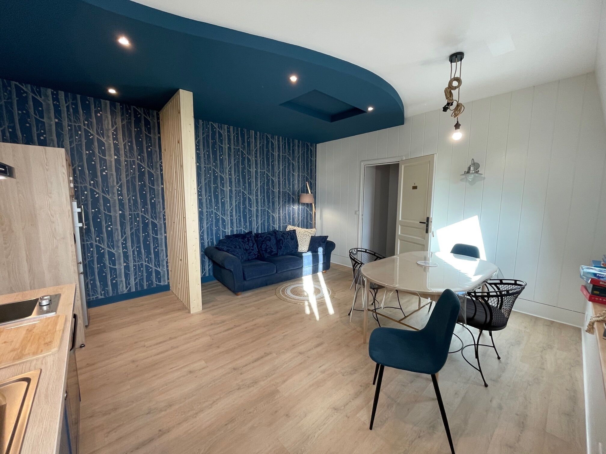 Apartamento urbano, suíte, vista para o jardim | Cozinha privada | Geladeira, cafeteira/chaleira, chaleira elétrica, produtos de limpeza